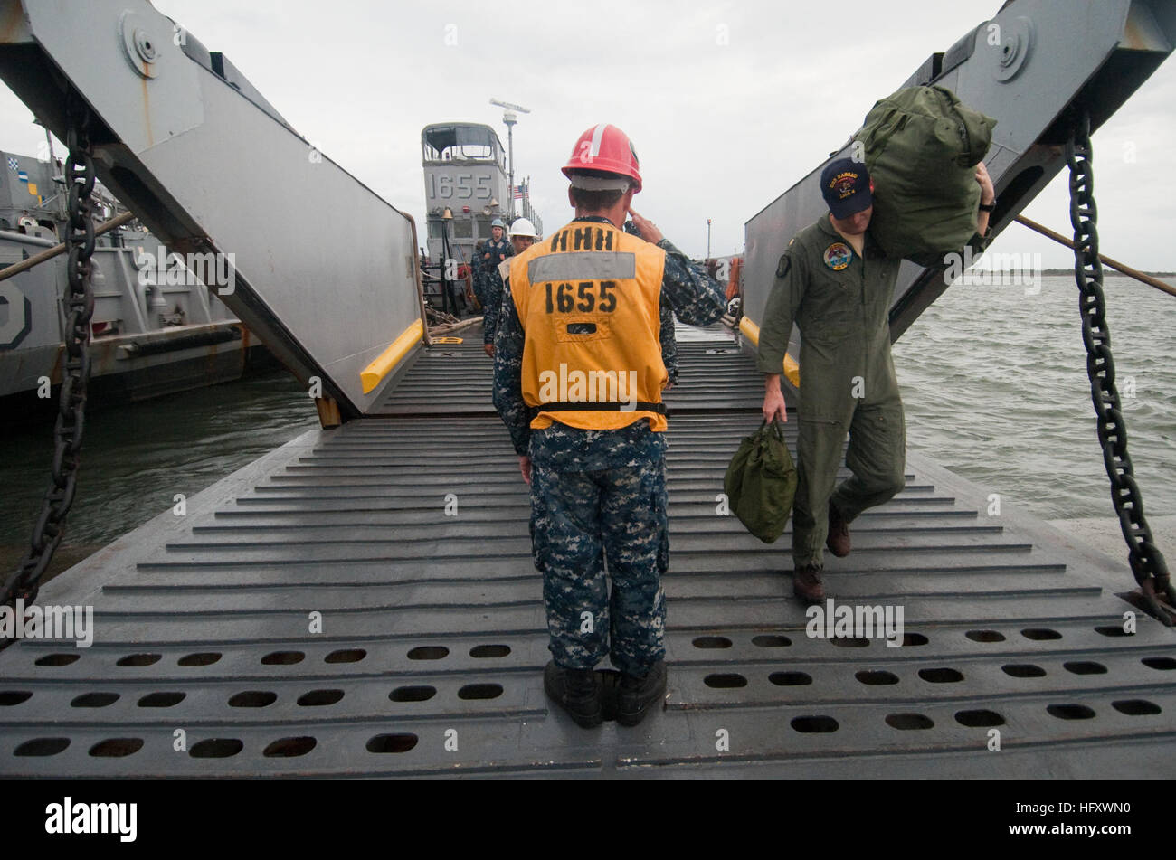 091028-N-5319A-242 RADIO ISLAND, N.C. (Oct. 27, 2009) Boatswain’s Mate ...