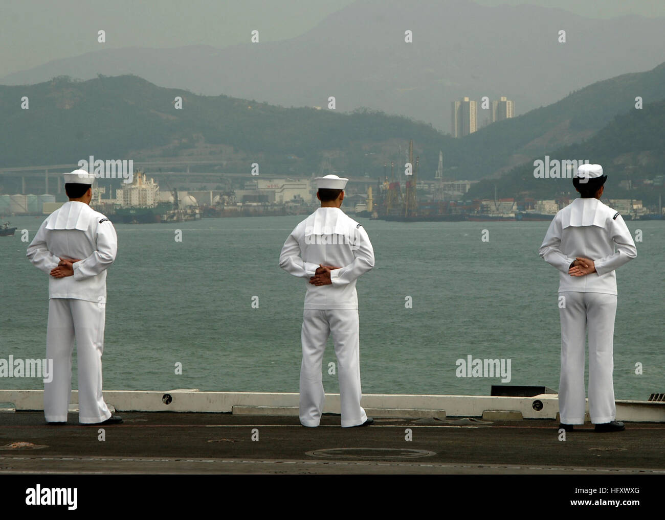 091103-N-5019M-064 HONG KONG (Nov. 3, 2009) Sailors man the rails ...