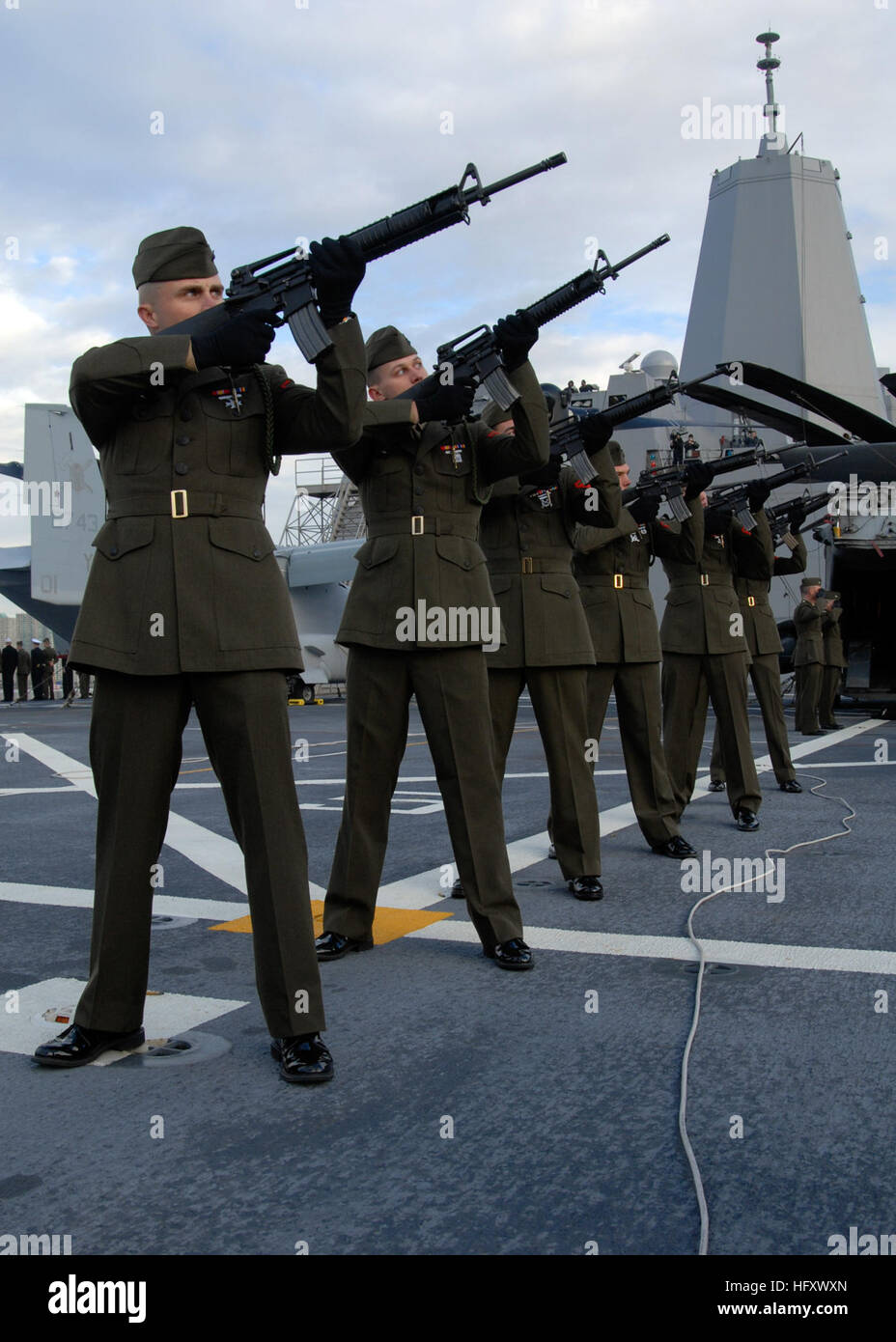 21 gun salute hi-res stock photography and images - Alamy