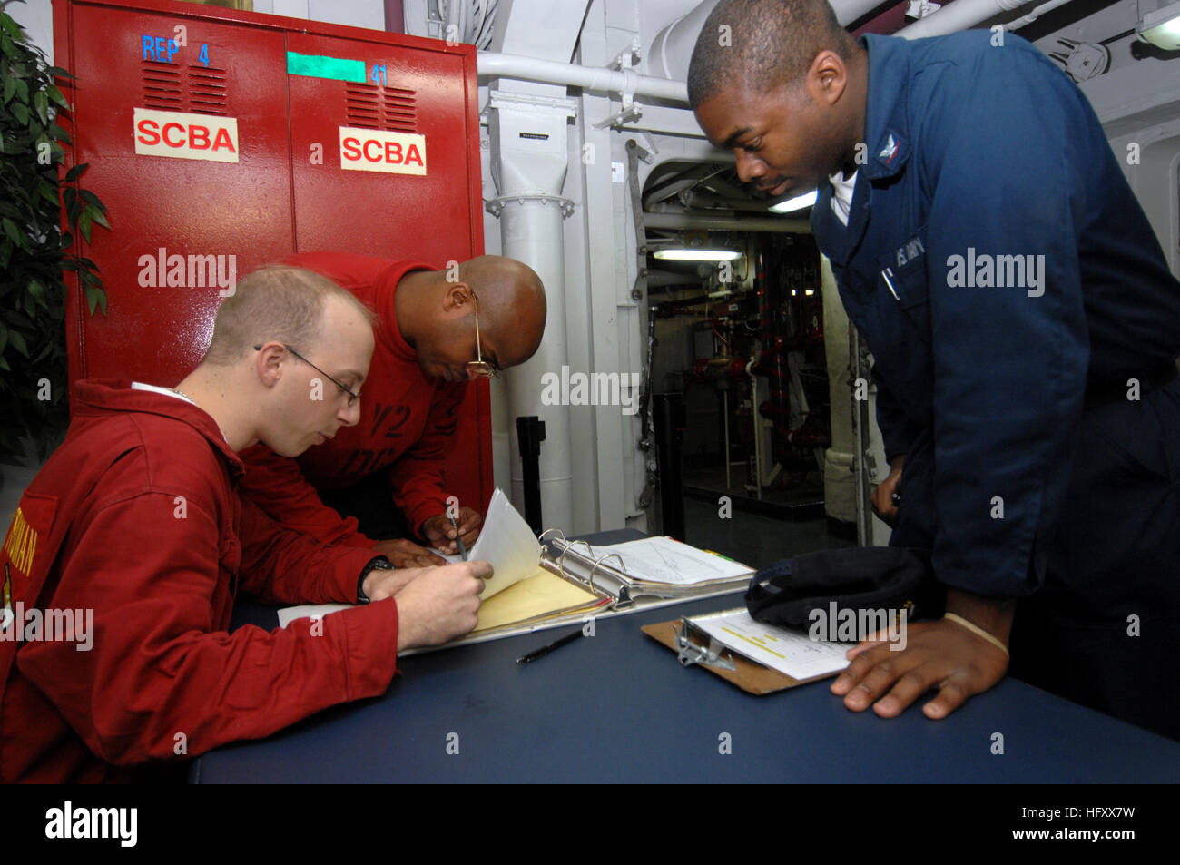 091107-N-6582H-013 ATLANTIC OCEAN (Nov. 7, 2009) Yeoman 3rd Class ...