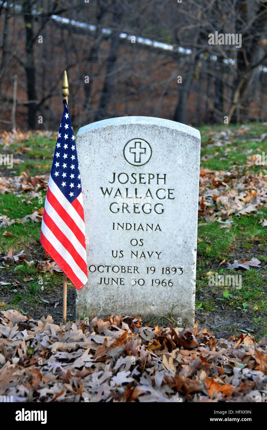 091110-N-8848T-438 GREAT LAKES, Ill. (Nov. 10, 2009) The grave of the ...