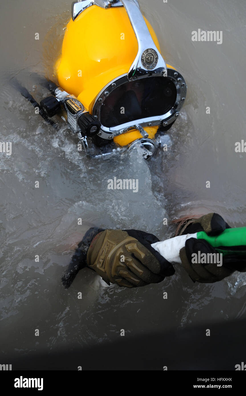 Salvage diver barge hi-res stock photography and images - Alamy