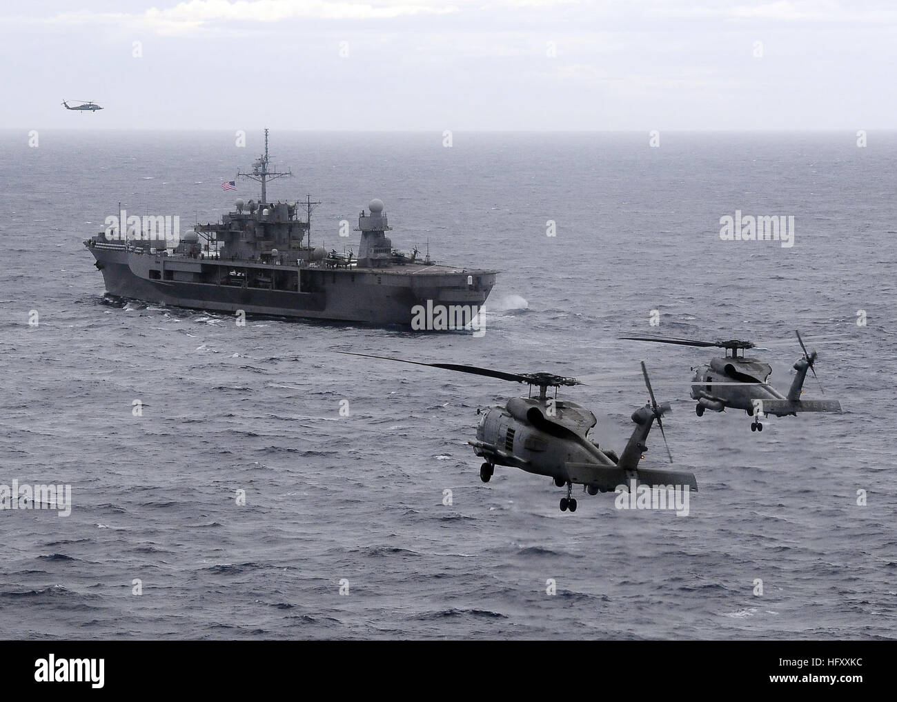 091117-N-1644H-527 PACIFIC OCEAN (Nov. 17, 2009) The amphibious command ...