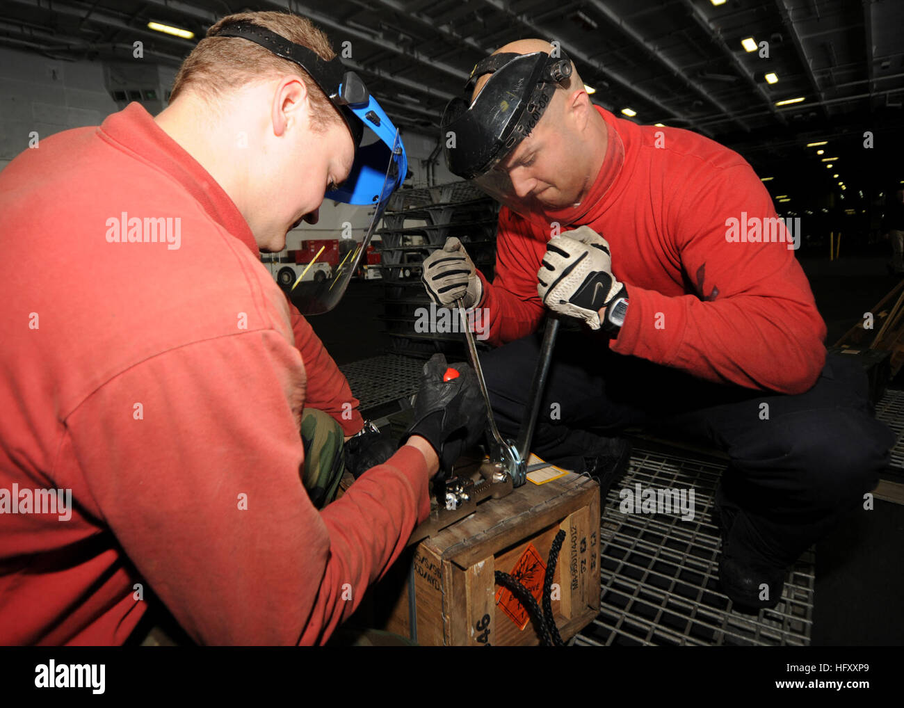 091118-N-6567V-037 PACIFIC OCEAN (Nov. 18, 2009) Aviation Ordnanceman ...