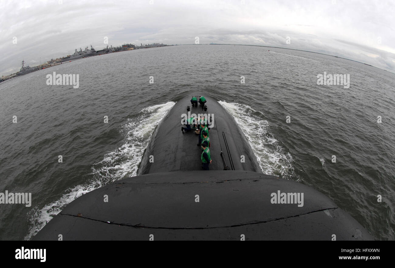 Sailors aboard Los Angeles-class attack submarine USS Montpelier (SSN ...