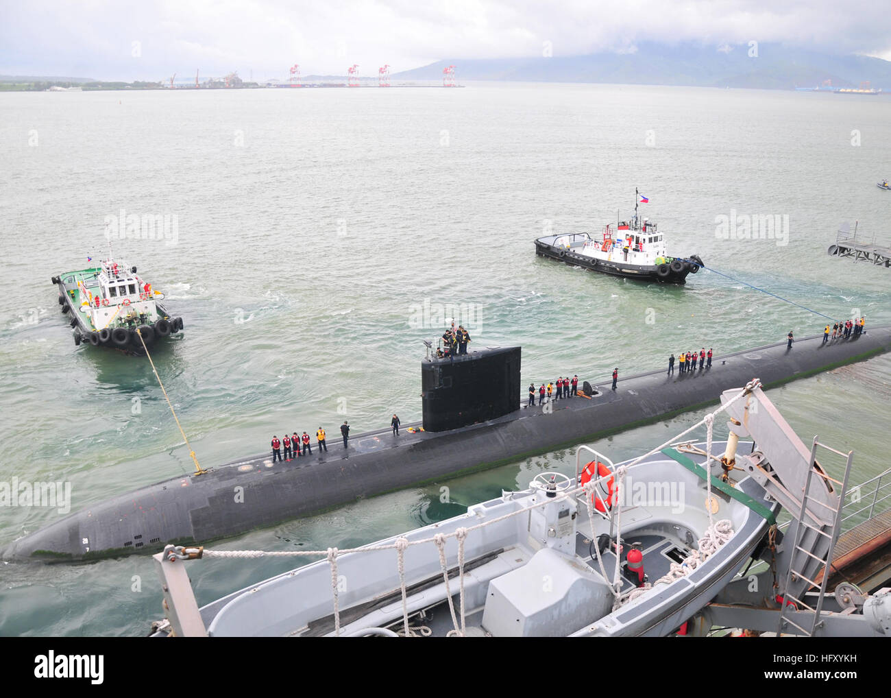 110802-N-BE353-044 SUBIC BAY, Philippines (Aug. 2, 2011) A pair of tug boats pull the Los ...