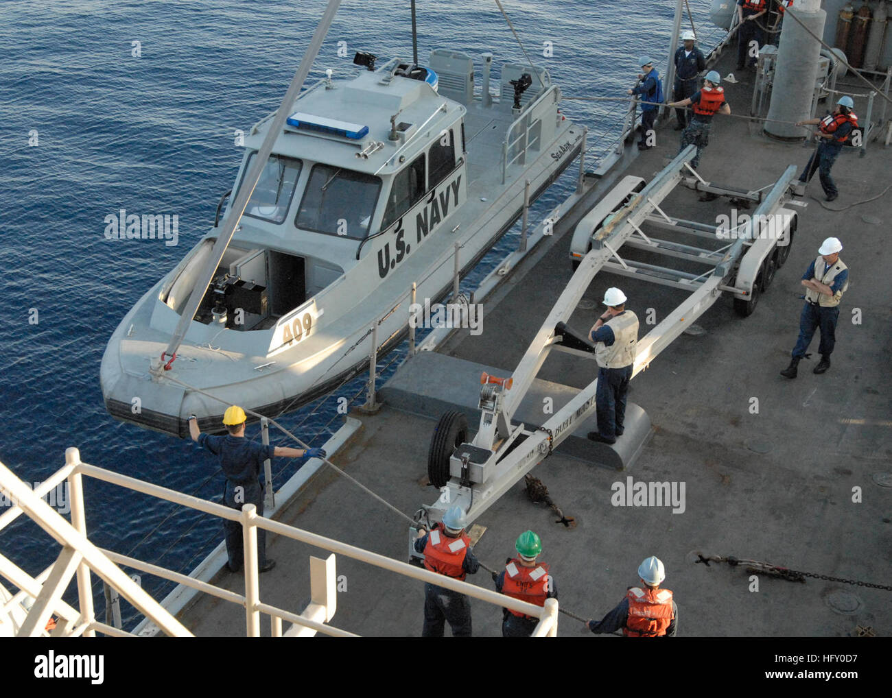 100119-N-7658W-017 PORT-AU-PRINCE, Haiti (Jan. 19, 2010) Sailors ...