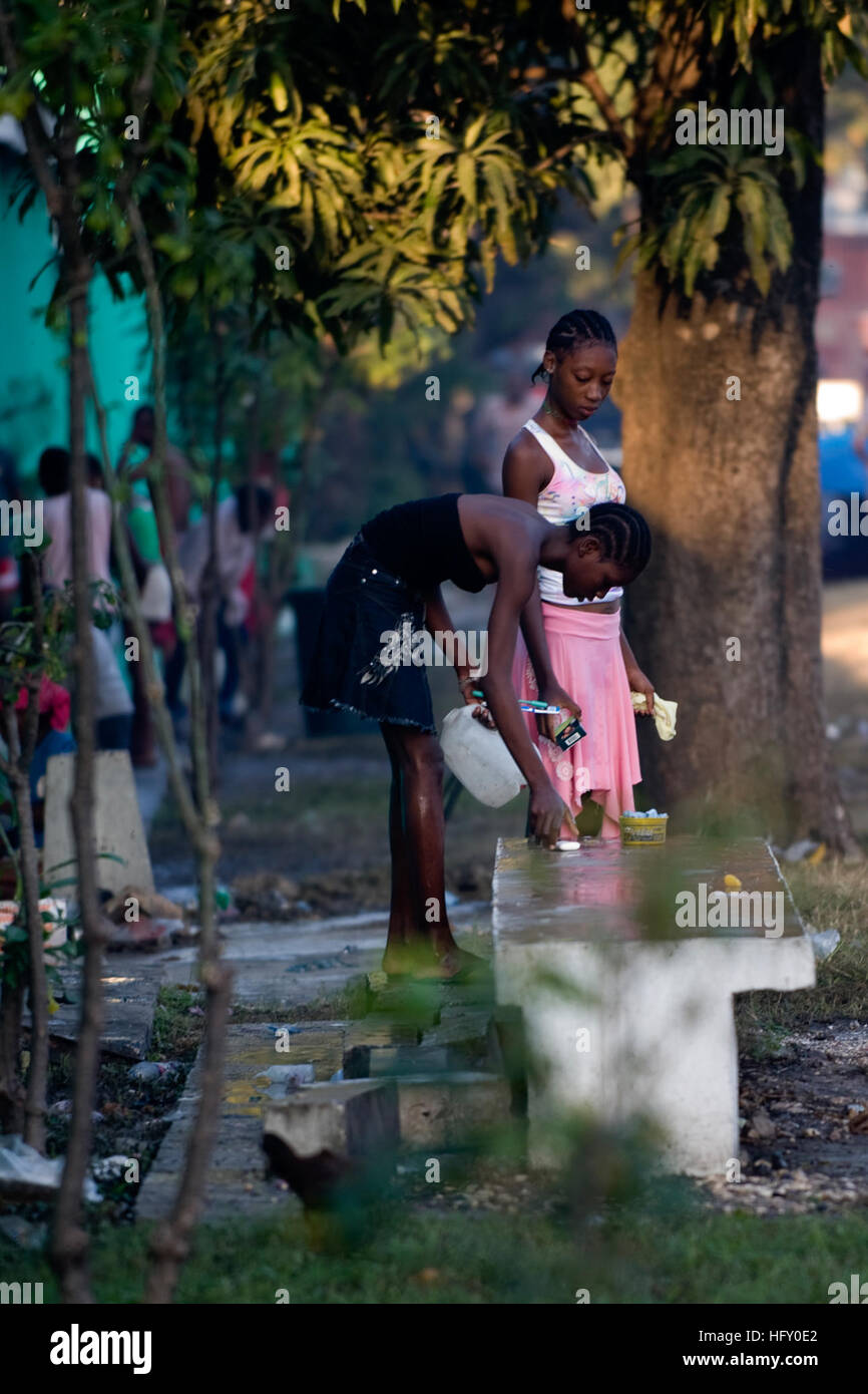 Emergency medical attention hi-res stock photography and images - Alamy