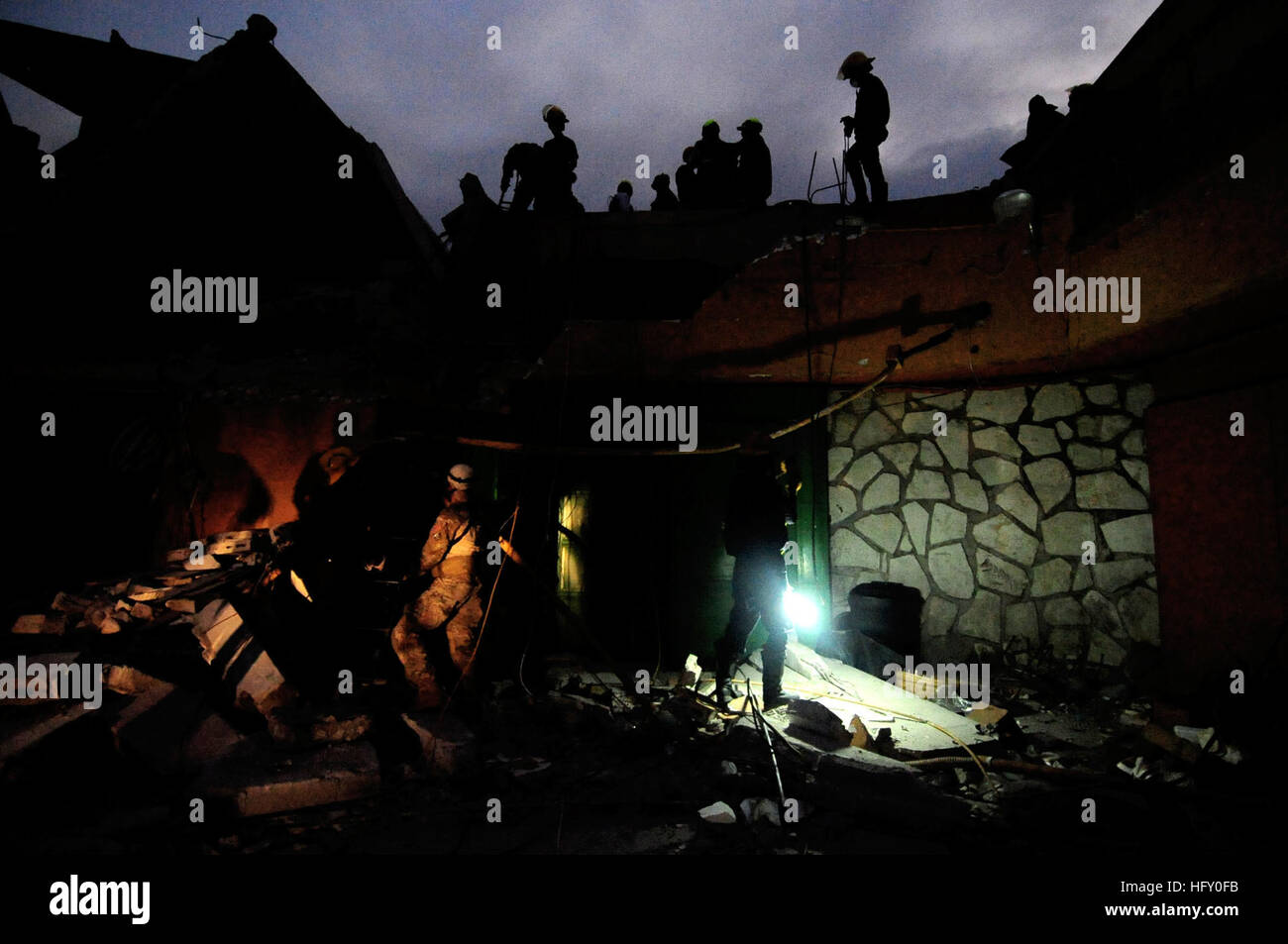 Woman rescue haiti 2010 earthquake hi-res stock photography and images ...