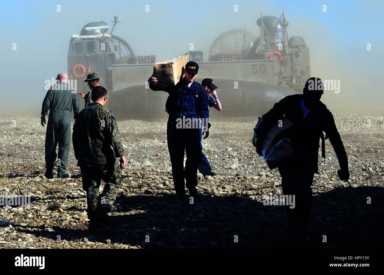100128-N-7508R-357 BAIE DE GRAND GOAVE, Haiti (Jan. 28, 2010) Sailors ...