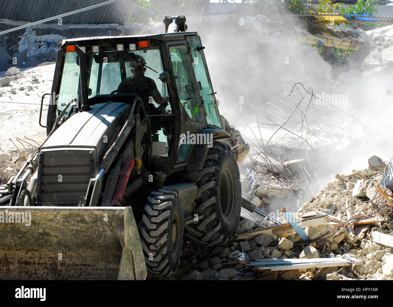 100128-N-5244H-066 BAIE DE GRAND GROVE, Haiti (Jan. 28, 2010) A Seabee ...