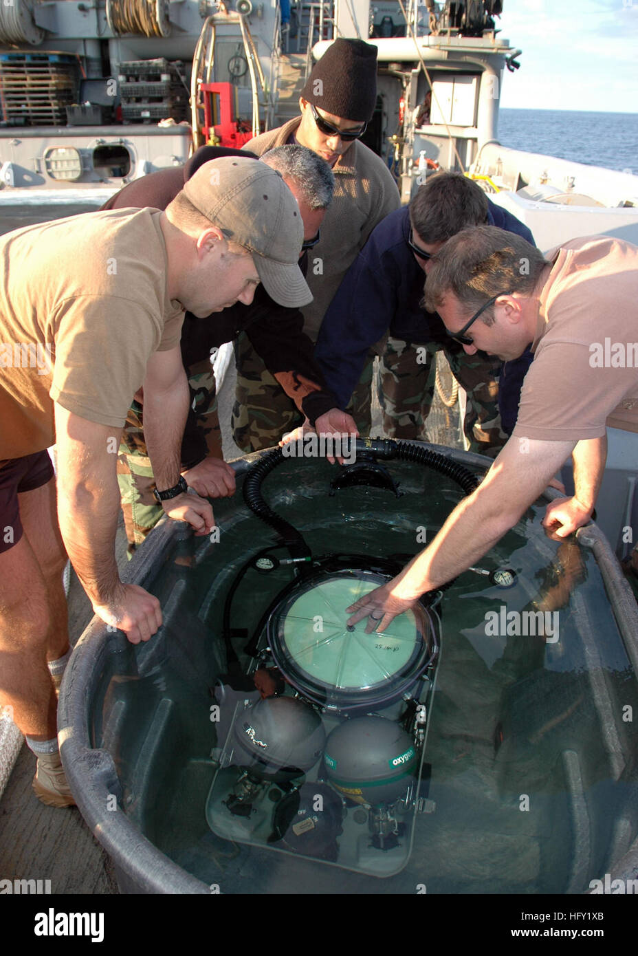 Mk 16 mod 1 underwater breathing apparatus hi-res stock photography and ...