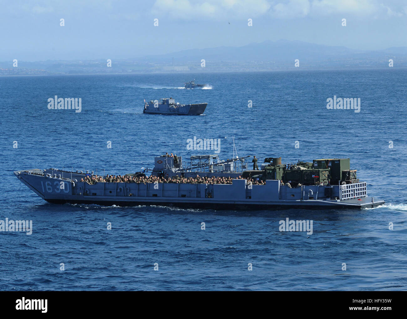 Marines leaving landing craft hi-res stock photography and images - Alamy
