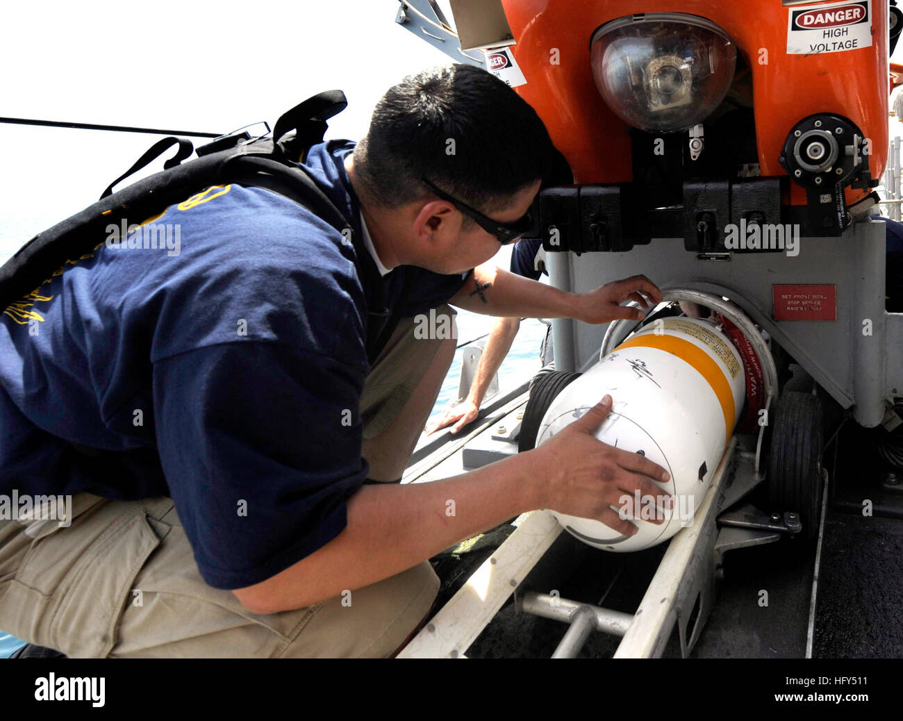 100407-N-4776G-190 CENTRAL ARABIAN GULF (April 7, 2010) Chief Mineman ...