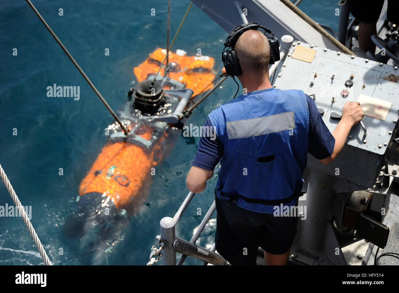 100407-N-4776G-285 CENTRAL ARABIAN GULF (April 7, 2010) Mineman 3rd ...