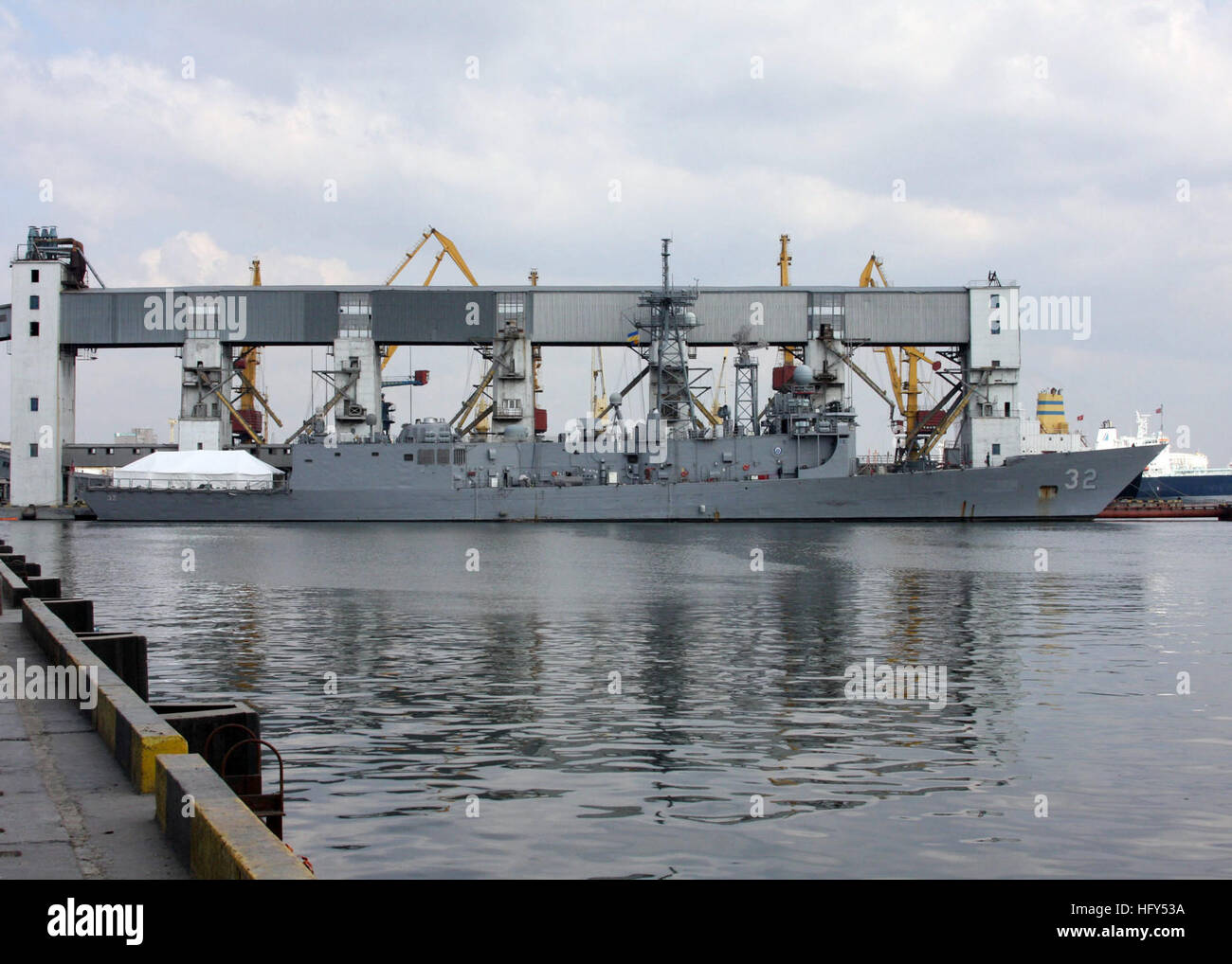 Uss john l hall ffg 32 odessa hi-res stock photography and images - Alamy