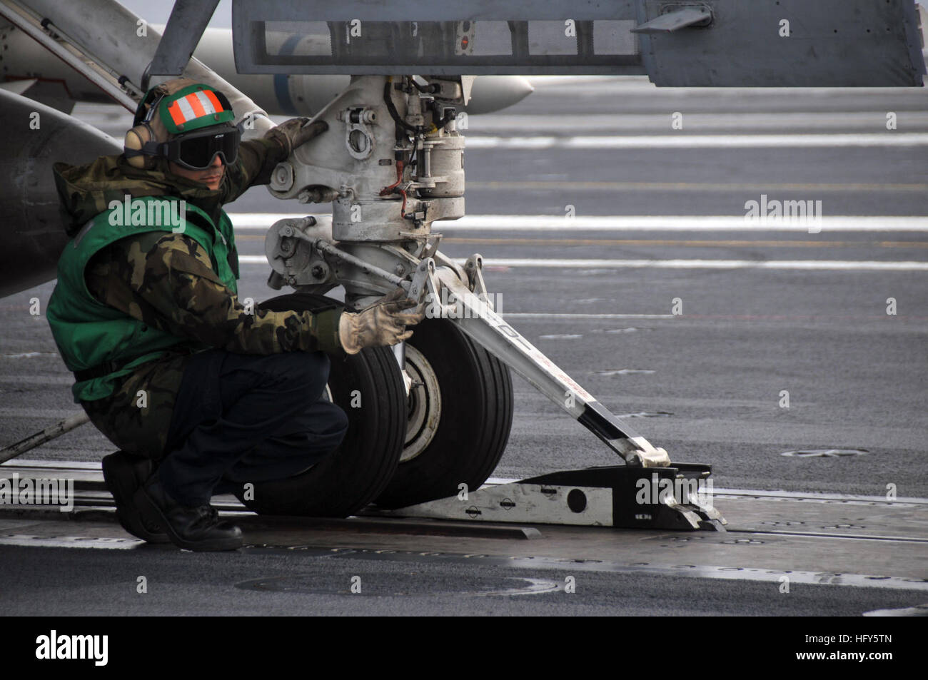 Catapult shuttle hi-res stock photography and images - Alamy