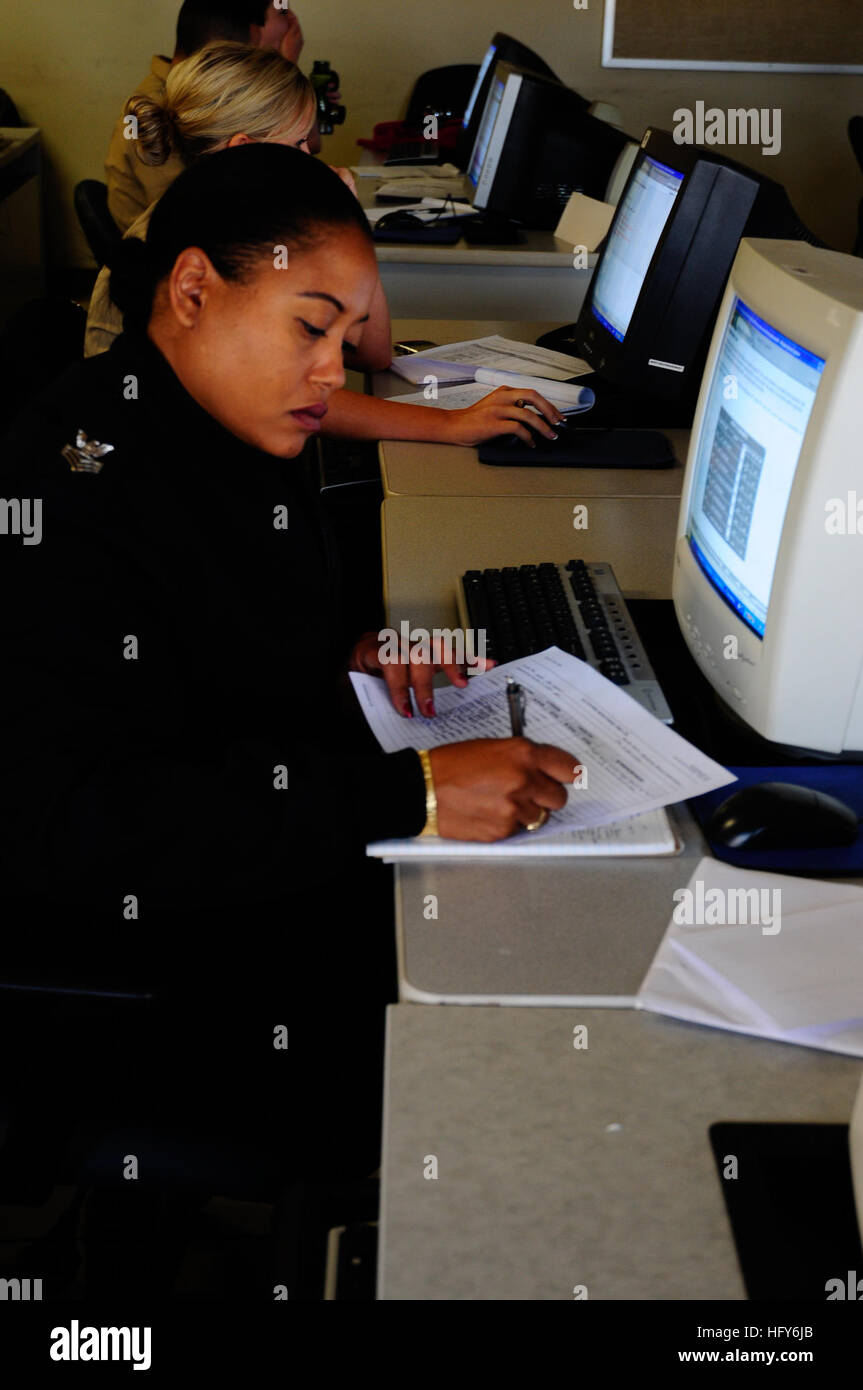 Us navy personnel on computers hi-res stock photography and images - Alamy