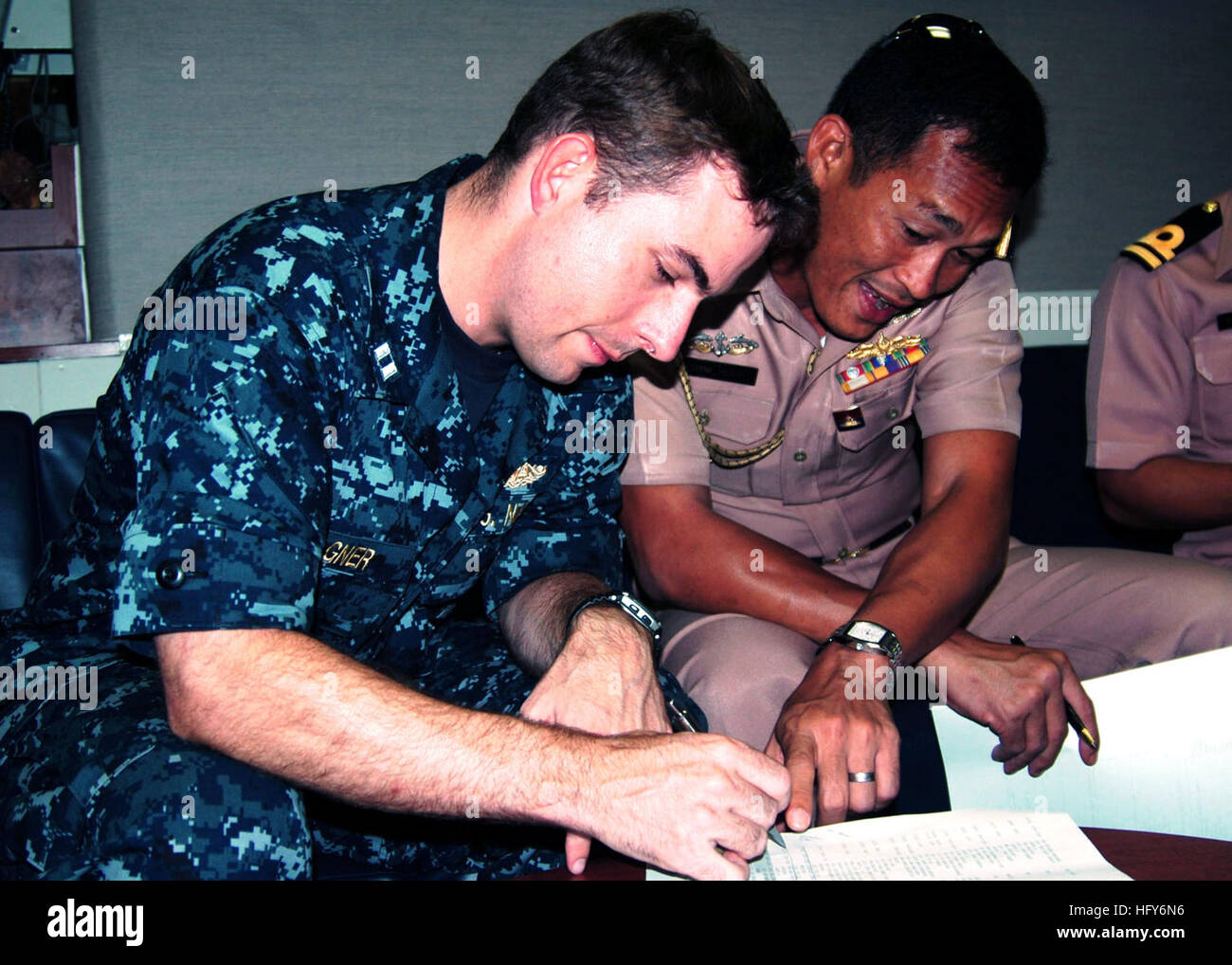 100513-N-3446M-058 LAEM CHEBANG PORT, Thailand (May 13, 2010) Lt ...