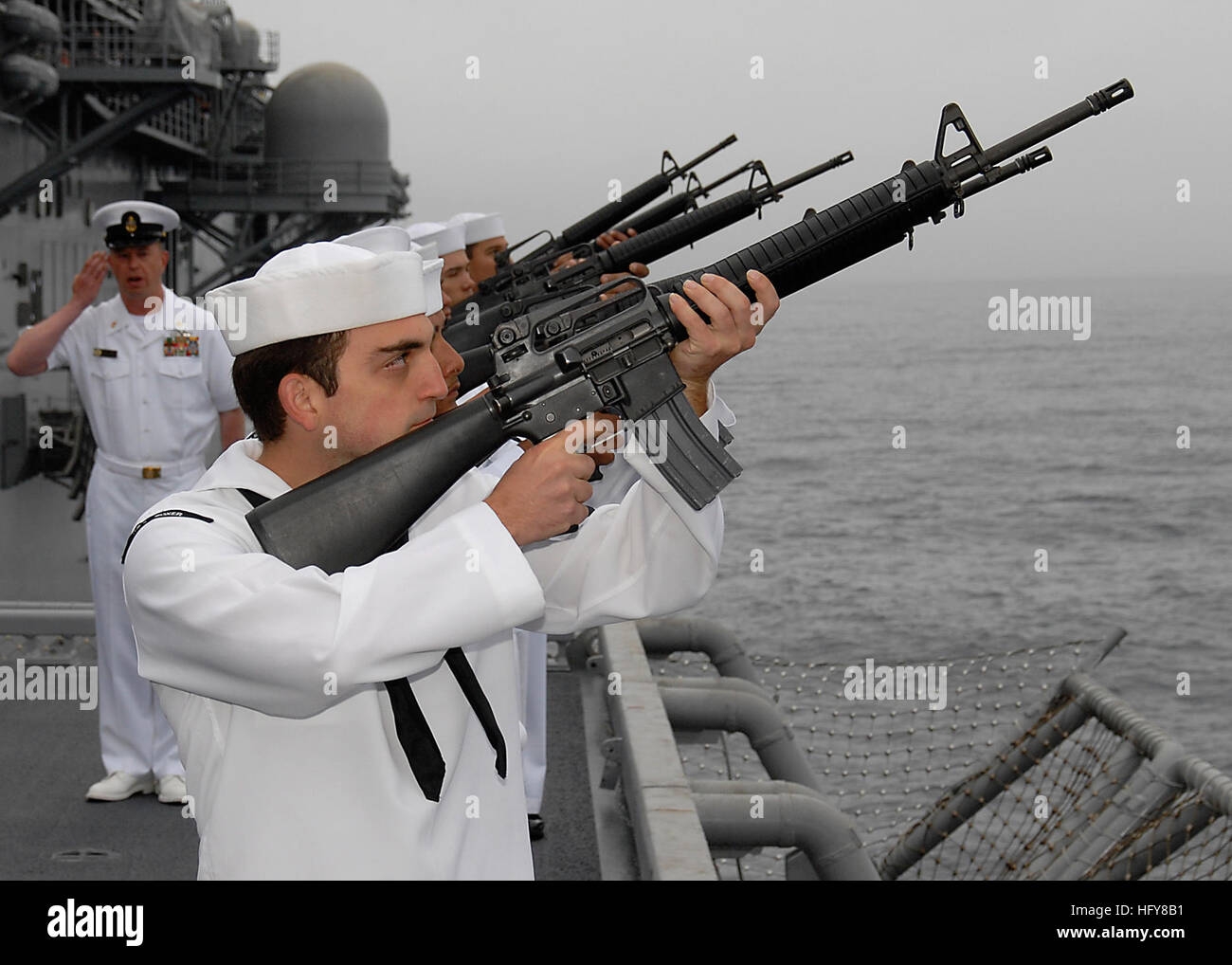 21 gun salute hi-res stock photography and images - Alamy