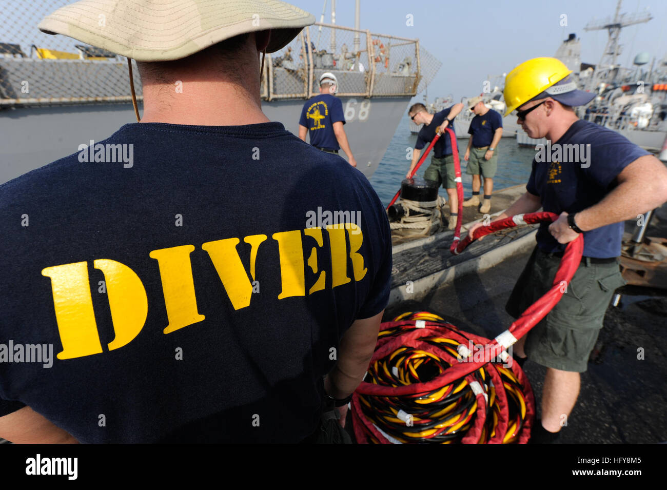 Navy divers assigned to Mobile Diving and Salvage Unit 1, USS Frank ...