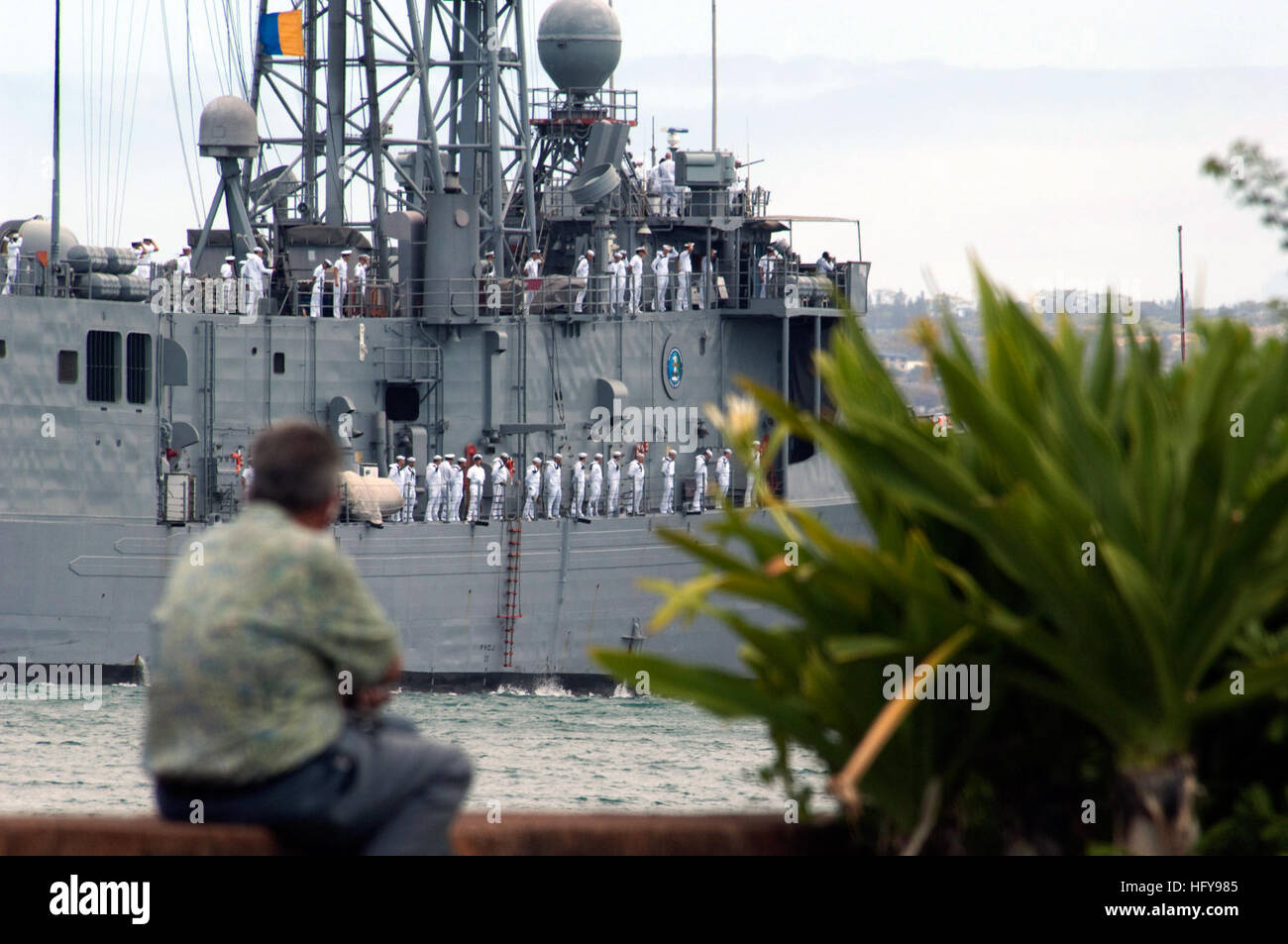 100624-N-4281P-032 PEARL HARBOR (June 24, 2010) The guided-missile ...
