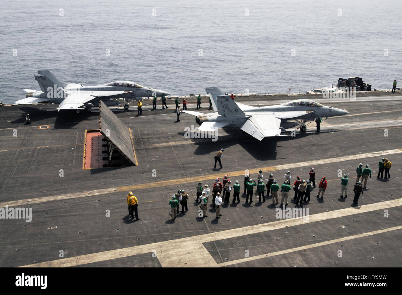 Part 121 carrier hi-res stock photography and images - Alamy