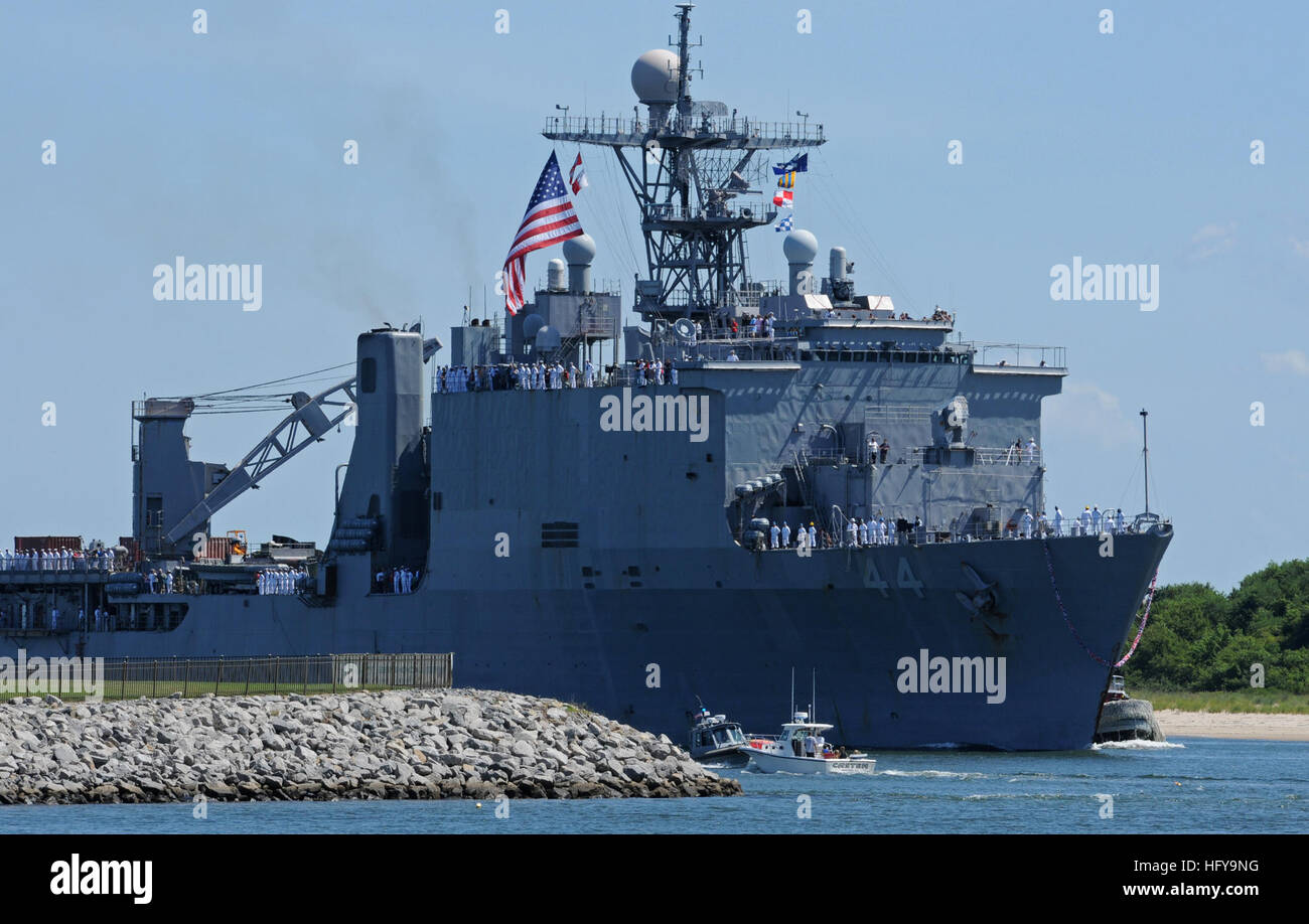 The amphibious dock landing ship USS Gunston Hall arrives at Joint ...