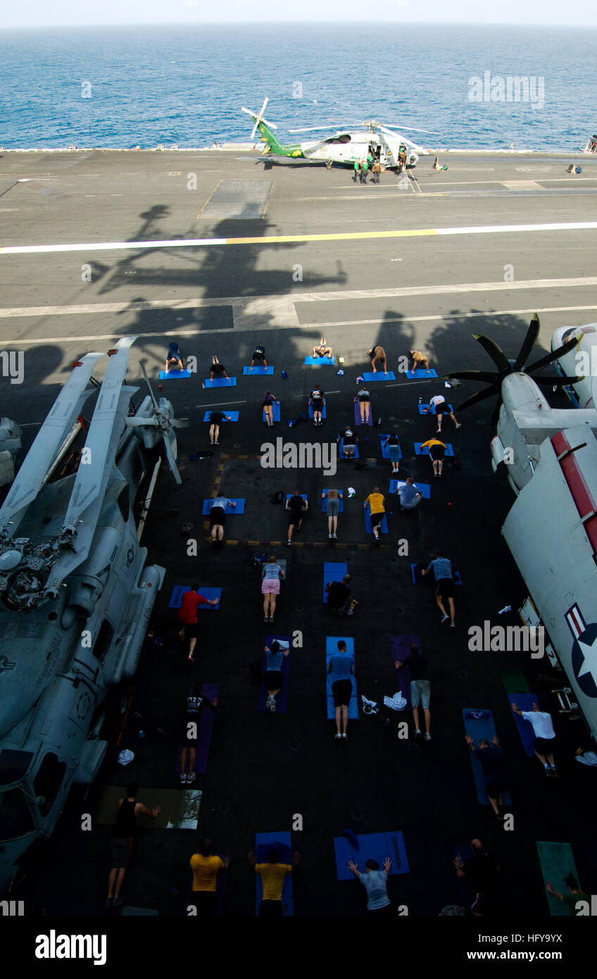 Us navy deck crew members hi-res stock photography and images - Alamy