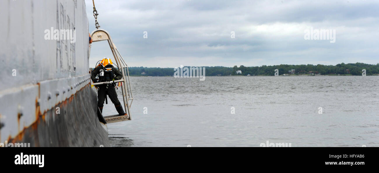 Military sealift command fleet ocean tug usns apache t atf 172 hi-res ...