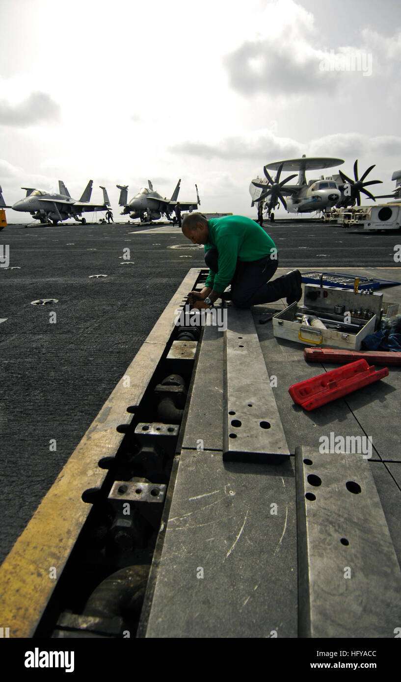 Airman Juan Zavala-Alcaraz, aviation boatswain's mate (handling ...