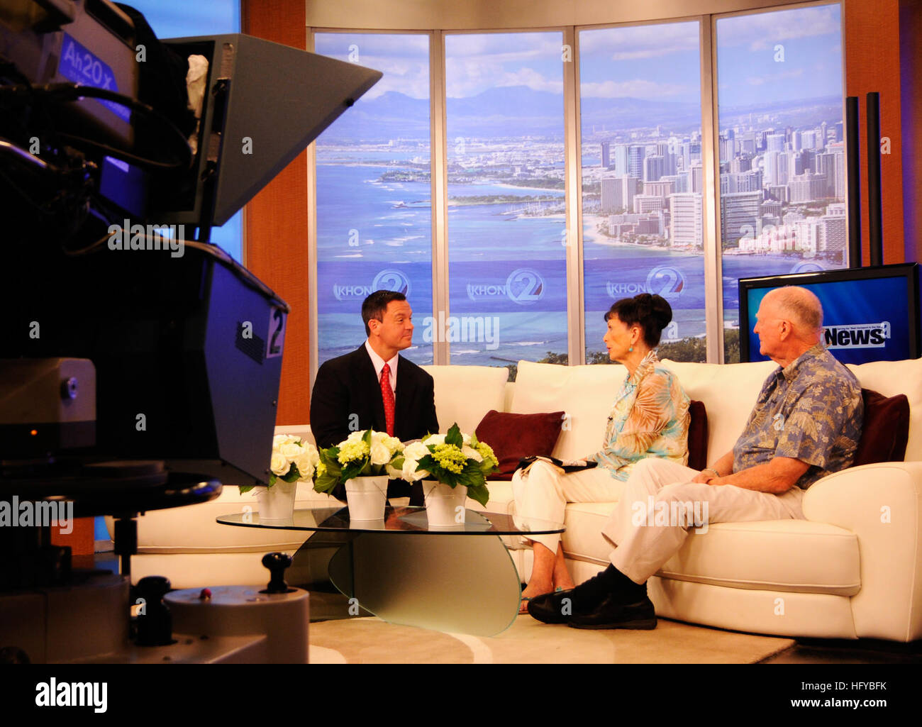 100805-N-7498L-014 PEARL HARBOR (Aug. 5, 2010) Carole and Jim Hickerson ...