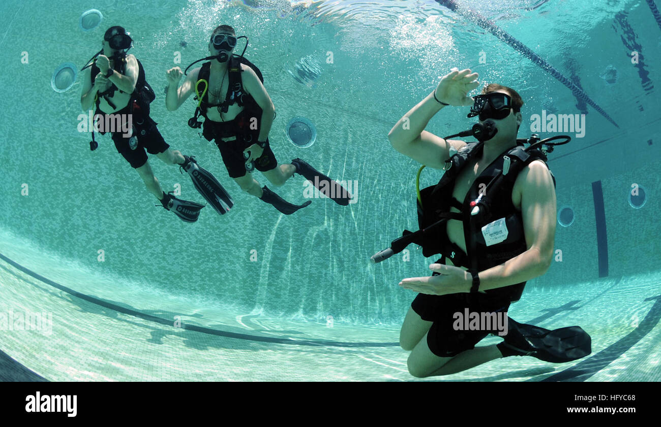 U s navy diver 1st class hi-res stock photography and images - Alamy