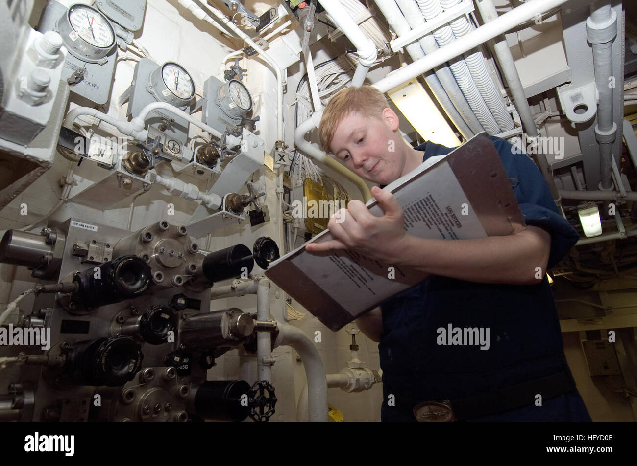 100831-N-7191M-007 PACIFIC OCEAN (Aug. 31, 2010) Engineman 2nd Class ...