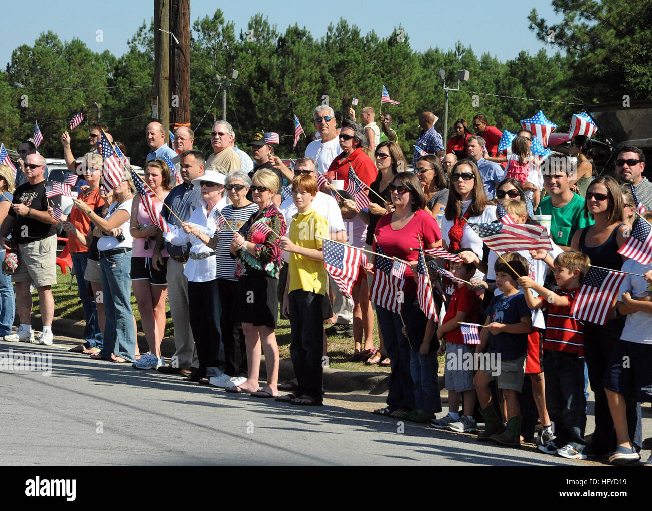 101001-N-0354A-009 THOMASVILLE, Ga. (Oct. 1, 2010) Onlookers line the ...