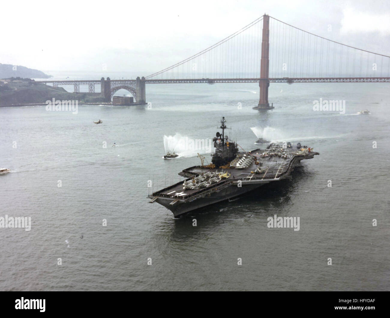 USS Midway (CVA-41) entering San Francisco Bay in 1973 Stock Photo - Alamy