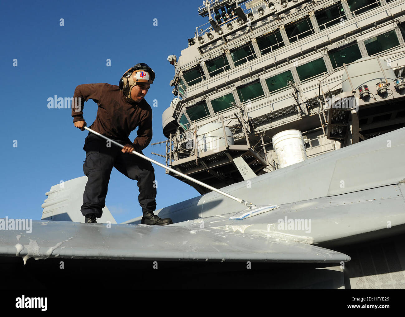 U s navy uss nimitz f a 18c hornet sailor hi-res stock photography and ...