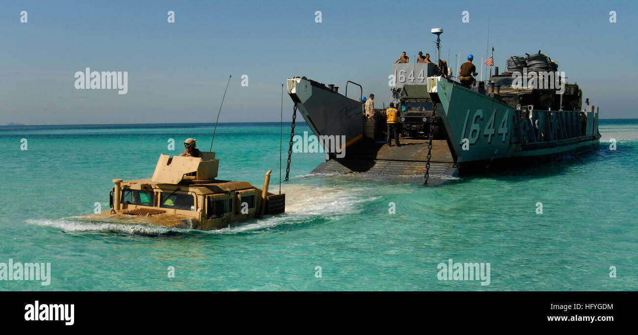 Humvee gulf war hi-res stock photography and images - Alamy