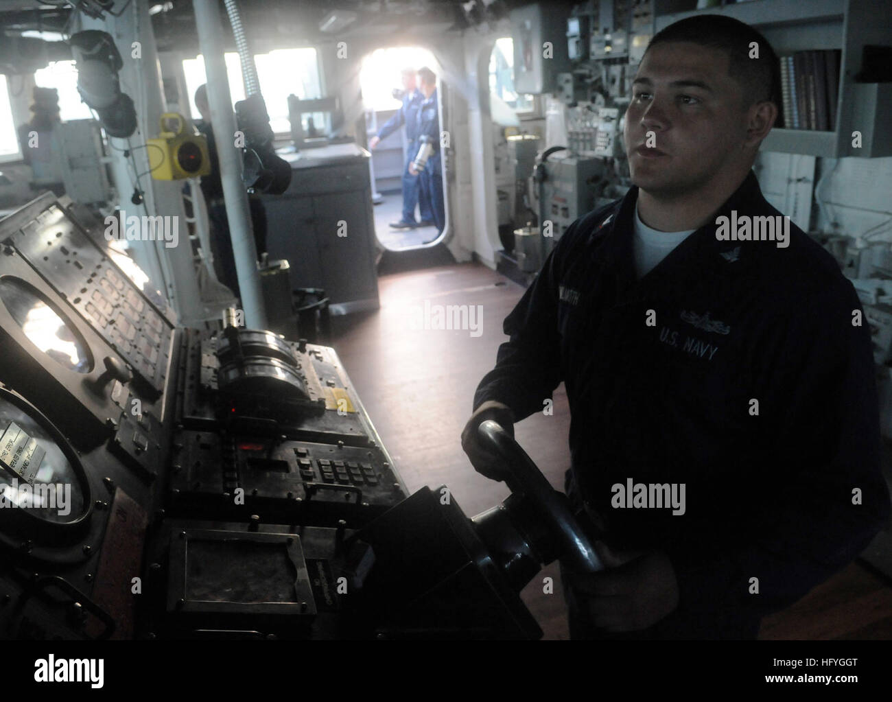 101116-N-3666S-042 PACIFIC OCEAN (Nov. 16, 2010) BoatswainÕs Mate 3rd ...