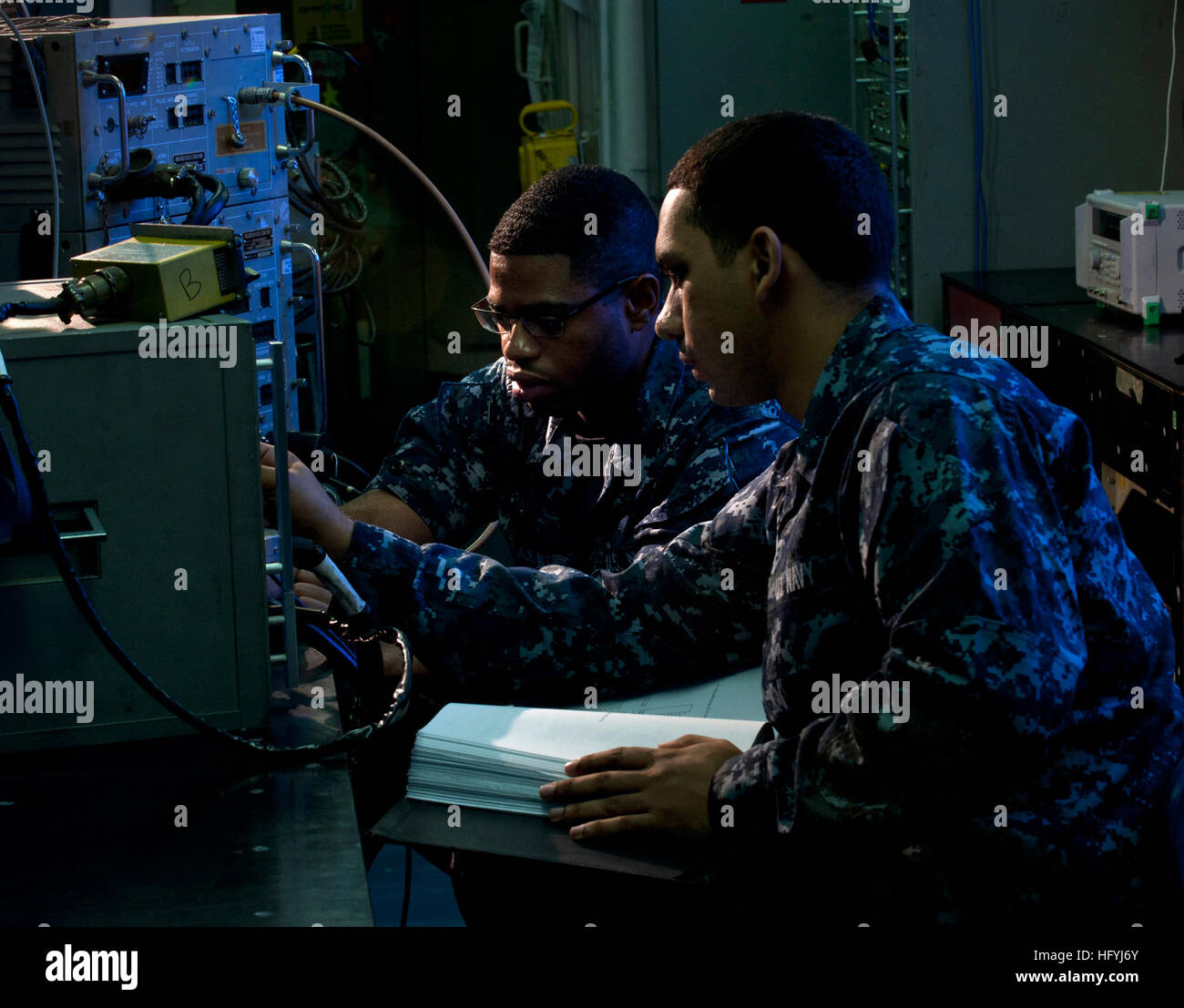 101218-N-7981E-101 PACIFIC OCEAN (Dec. 18, 2010) Aviation Electronics ...