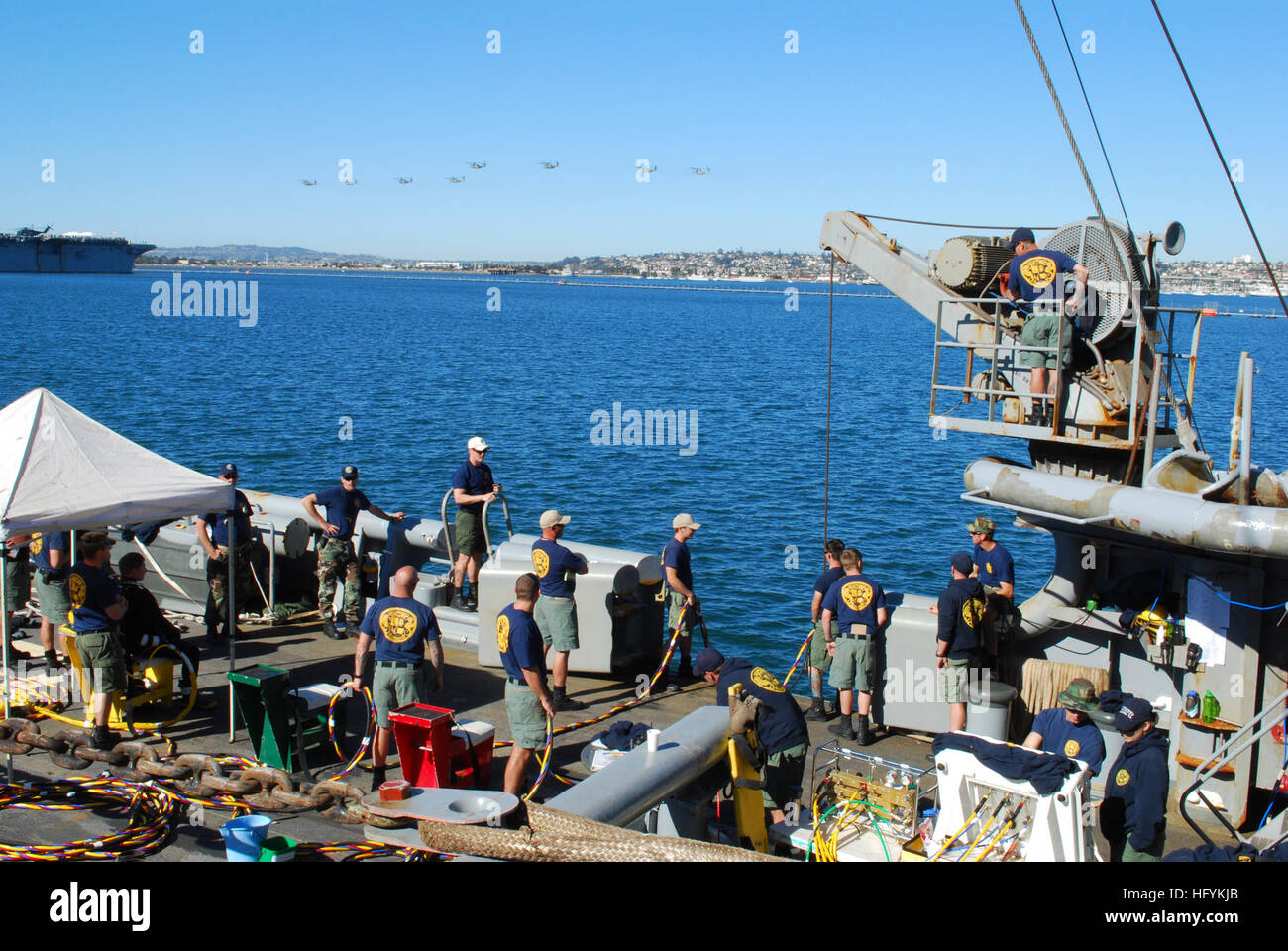 Usns salvor hi-res stock photography and images - Alamy