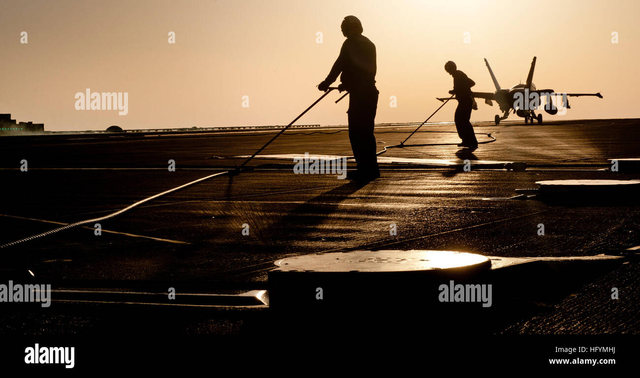 Arresting cables hi-res stock photography and images - Alamy