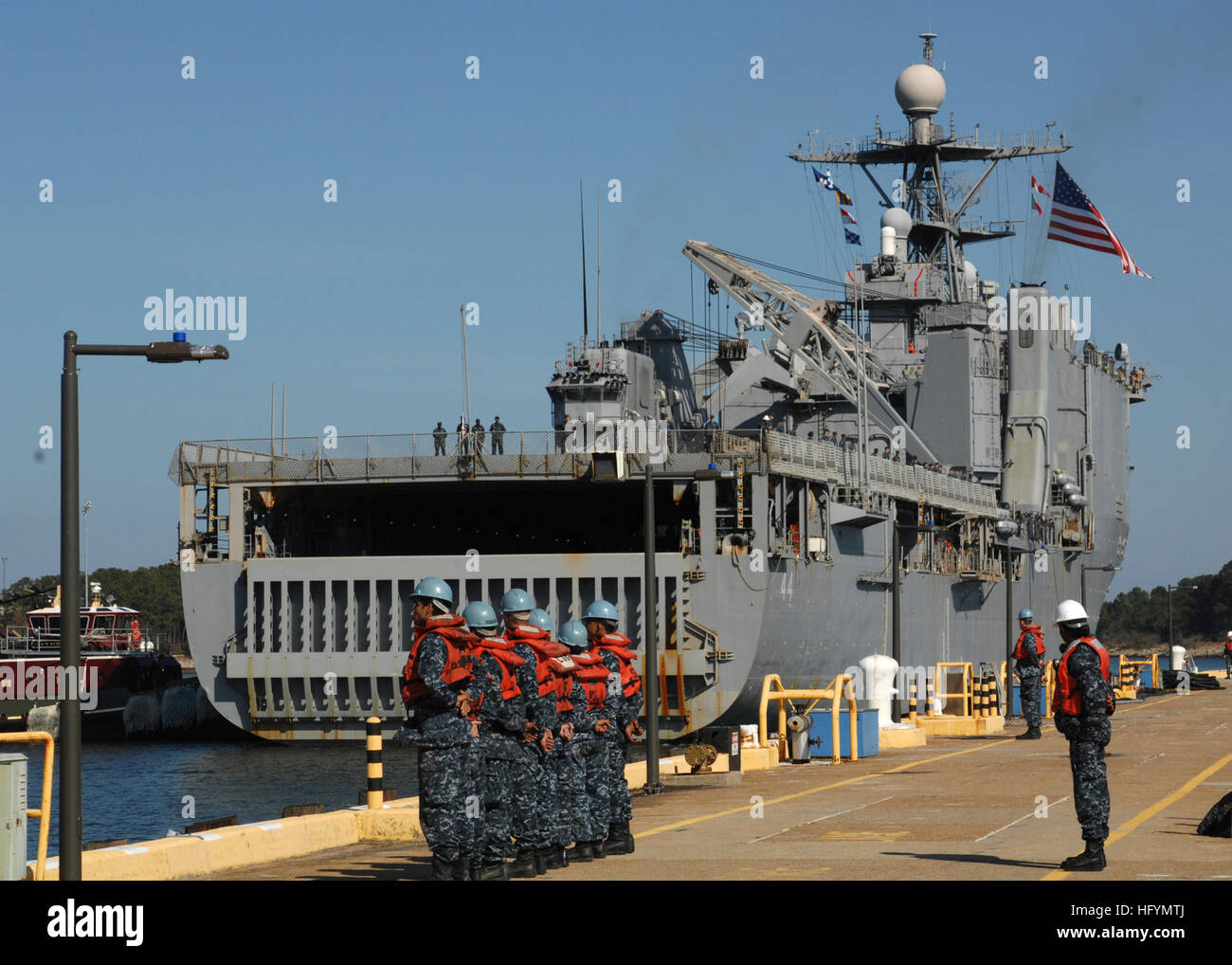 Amphibious dock landing ship USS Gunston Hall (LSD 44) returns to ...