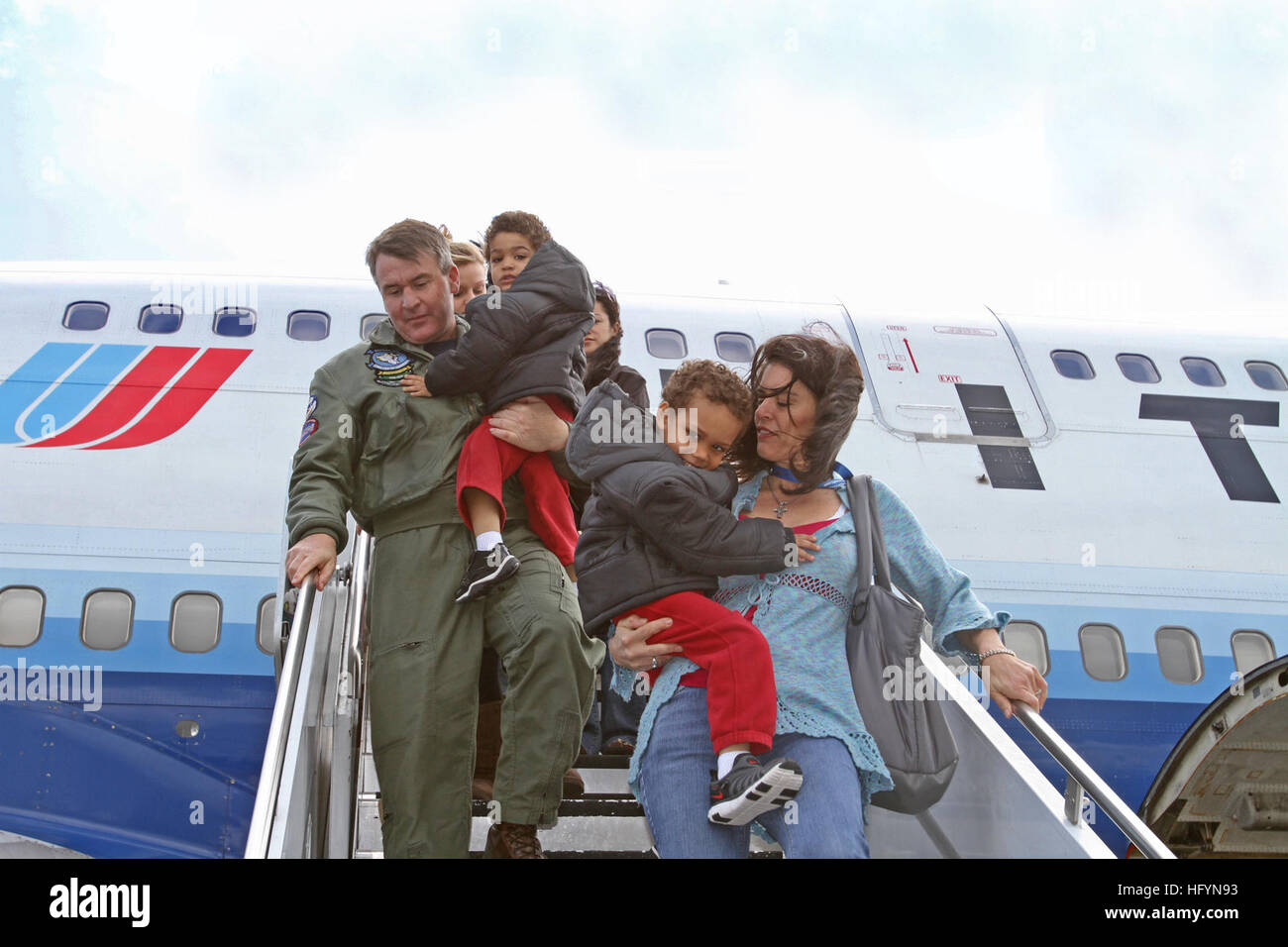 110325-N-0640G-035 TRAVIS AIR FORCE BASE, Calif. (March 25, 2011) Cmdr ...