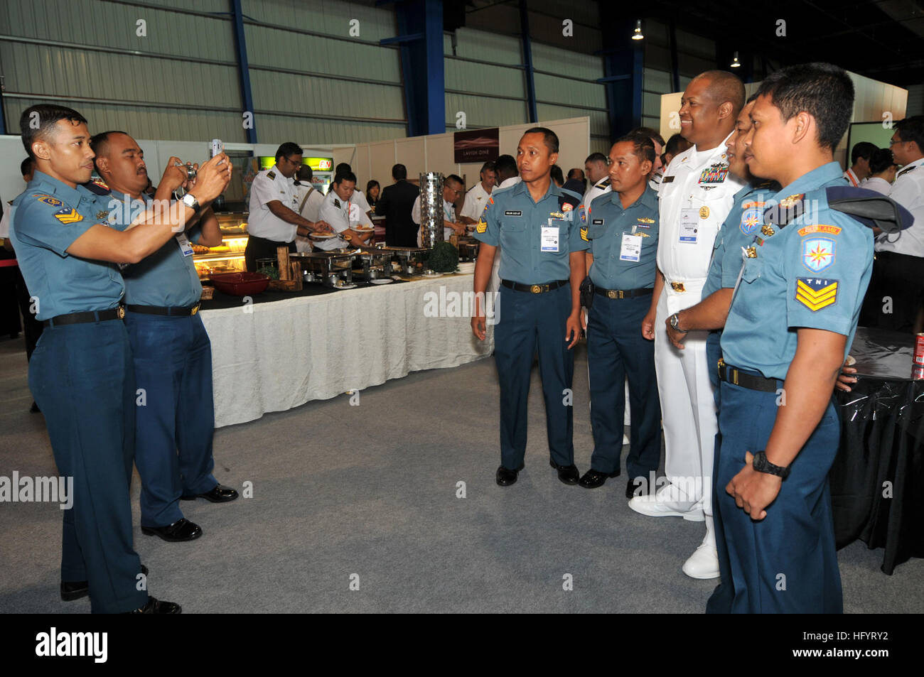 Destroyer ddg mast hi-res stock photography and images - Alamy