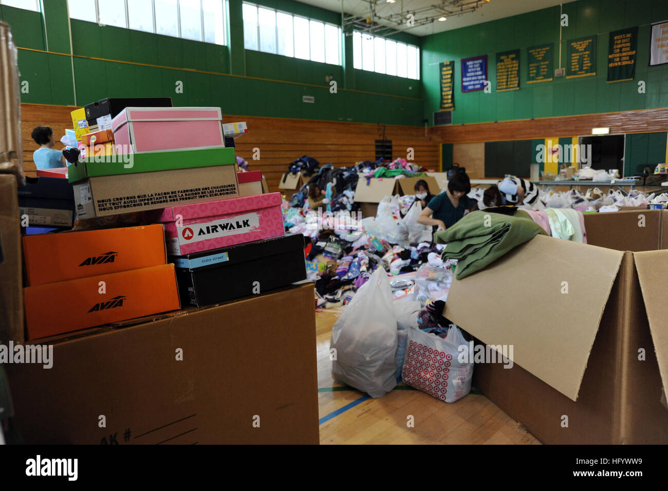 Us military personnel sorting hi-res stock photography and images - Alamy