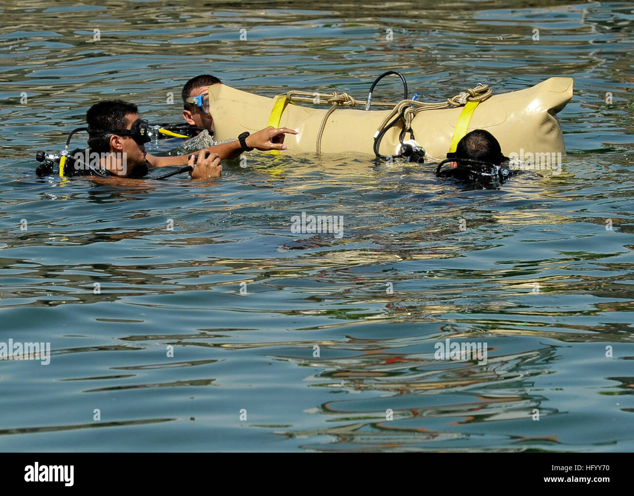 Navy divers from Mobile Diving and Salvage Unit (MDSU) 2 assist ...
