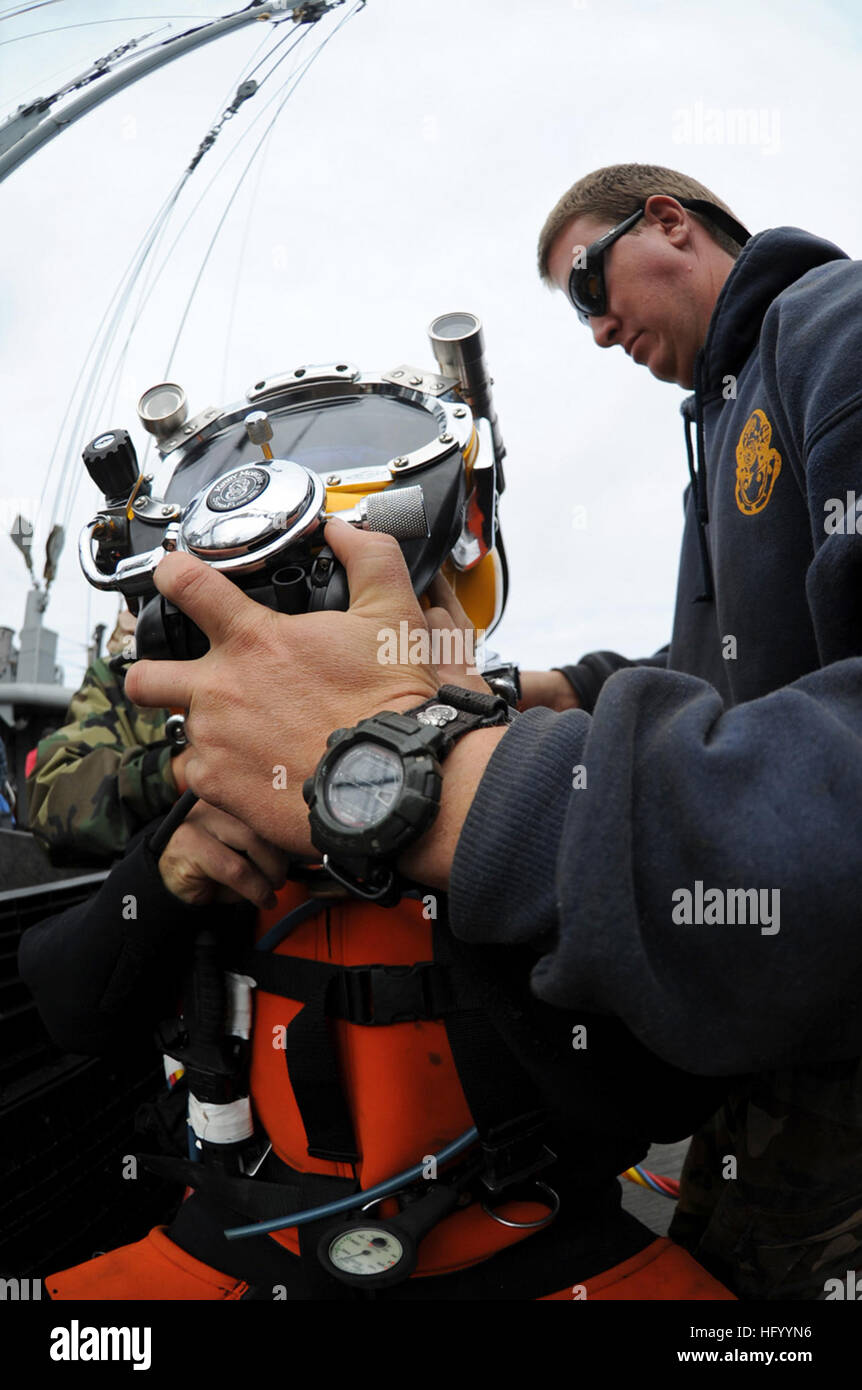 Petty Officer 1st Class Andrew Smartwood, Navy diver assigned to Mobile ...