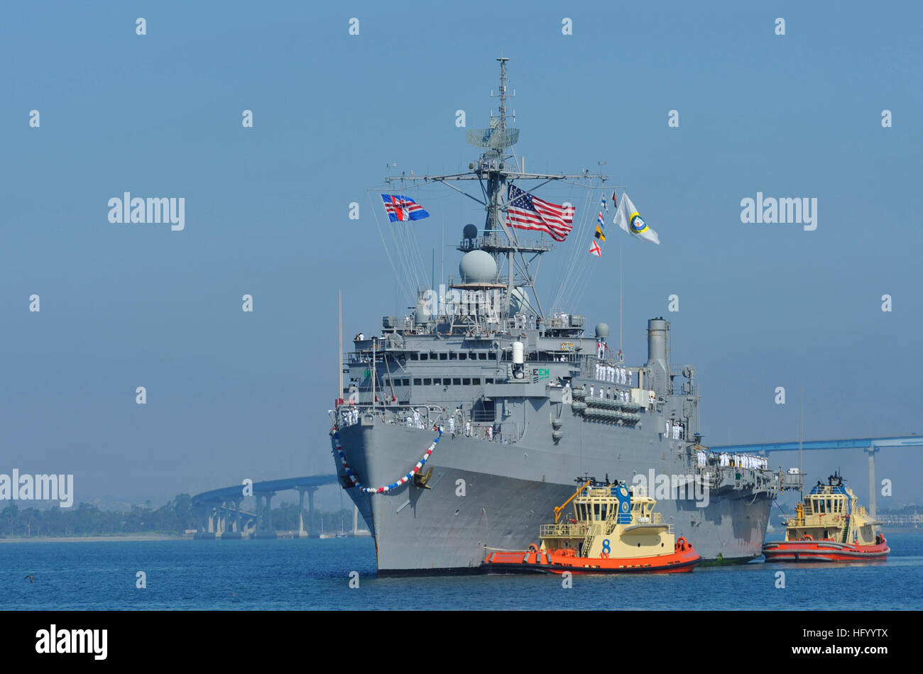 Amphibious transport dock uss cleveland lpd 7 hi-res stock photography ...