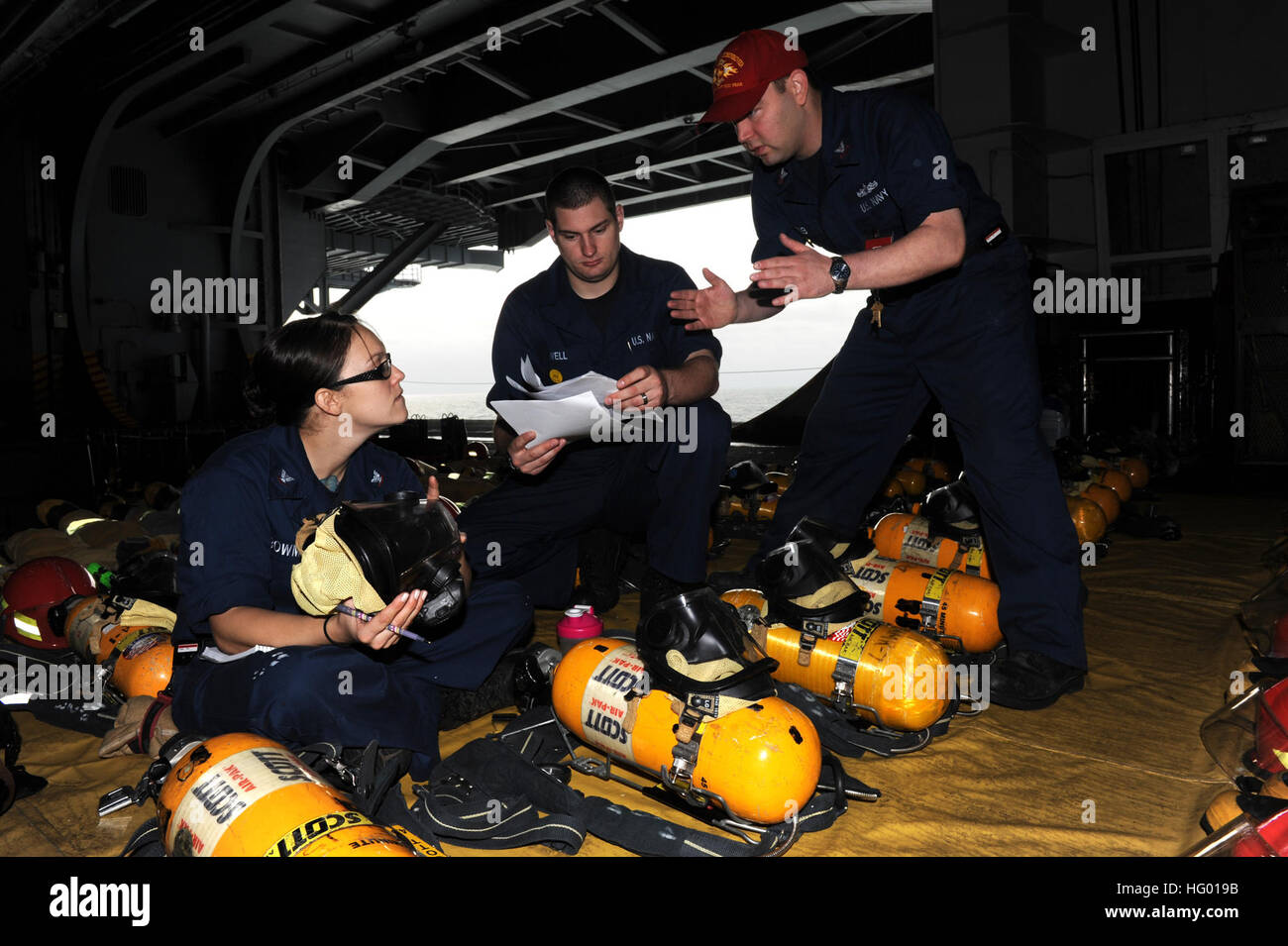 110830-N-NZ569-024 ATLANTIC OCEAN (Aug. 30, 2011) Damage Controlman 3rd ...